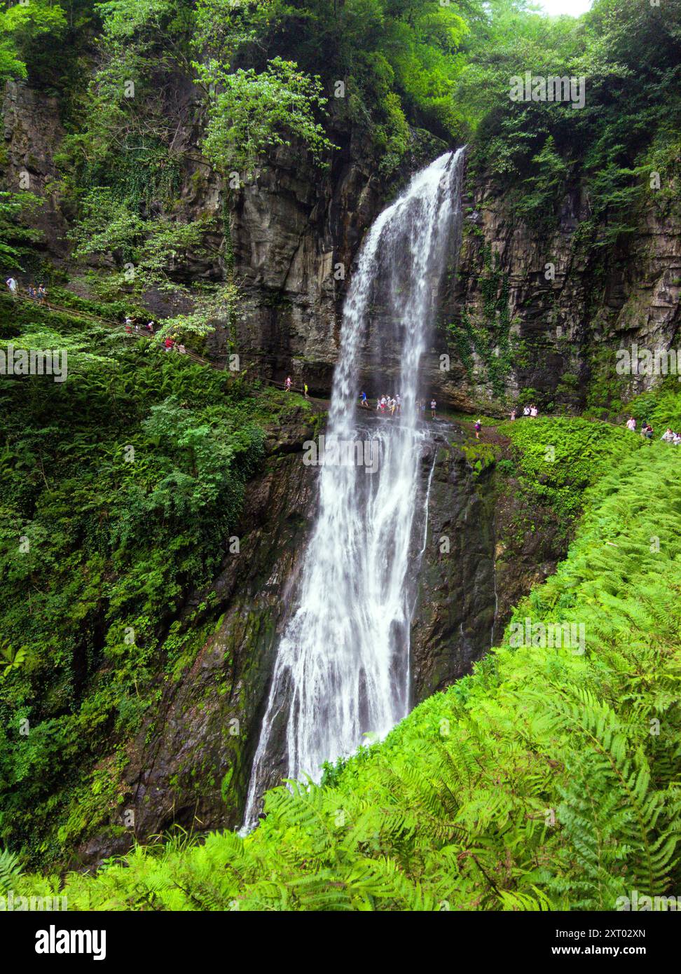 Wasserfall der Riese oder Velikan in Abchasien, großartige Quelle in ...