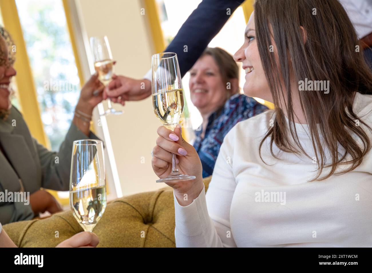 Sektgläser anstoßen -Fotos und -Bildmaterial in hoher Auflösung – Alamy