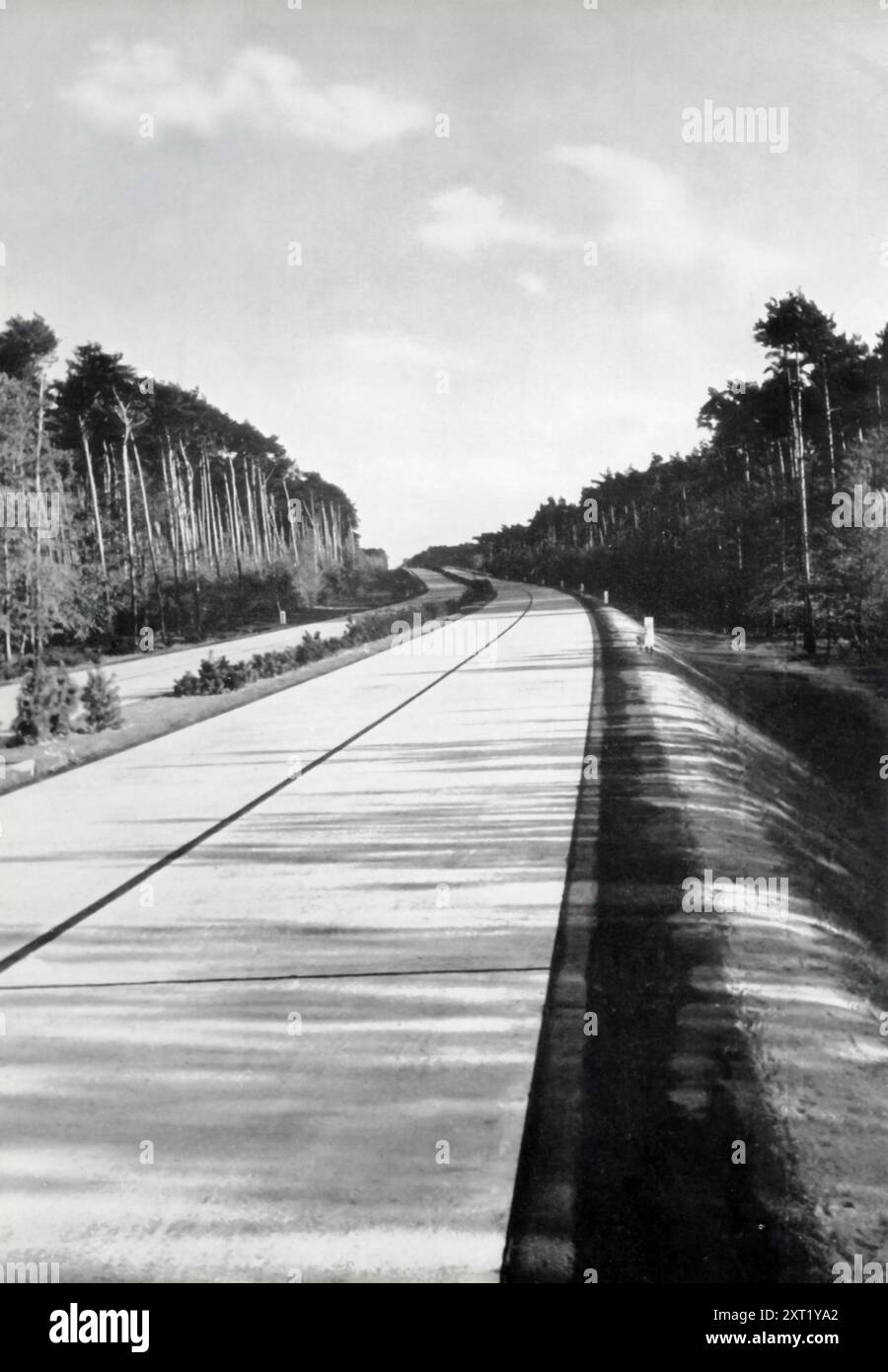 Das Foto zeigt den Bau der Reichsautobahn, eines großen Nazi ...