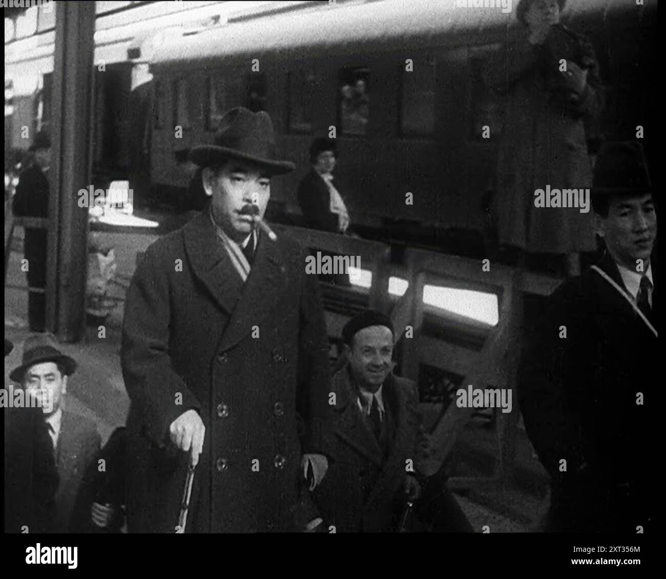 Delegierte des Japanischen Völkerbundes betreten einen Bahnhof, 1933 ...