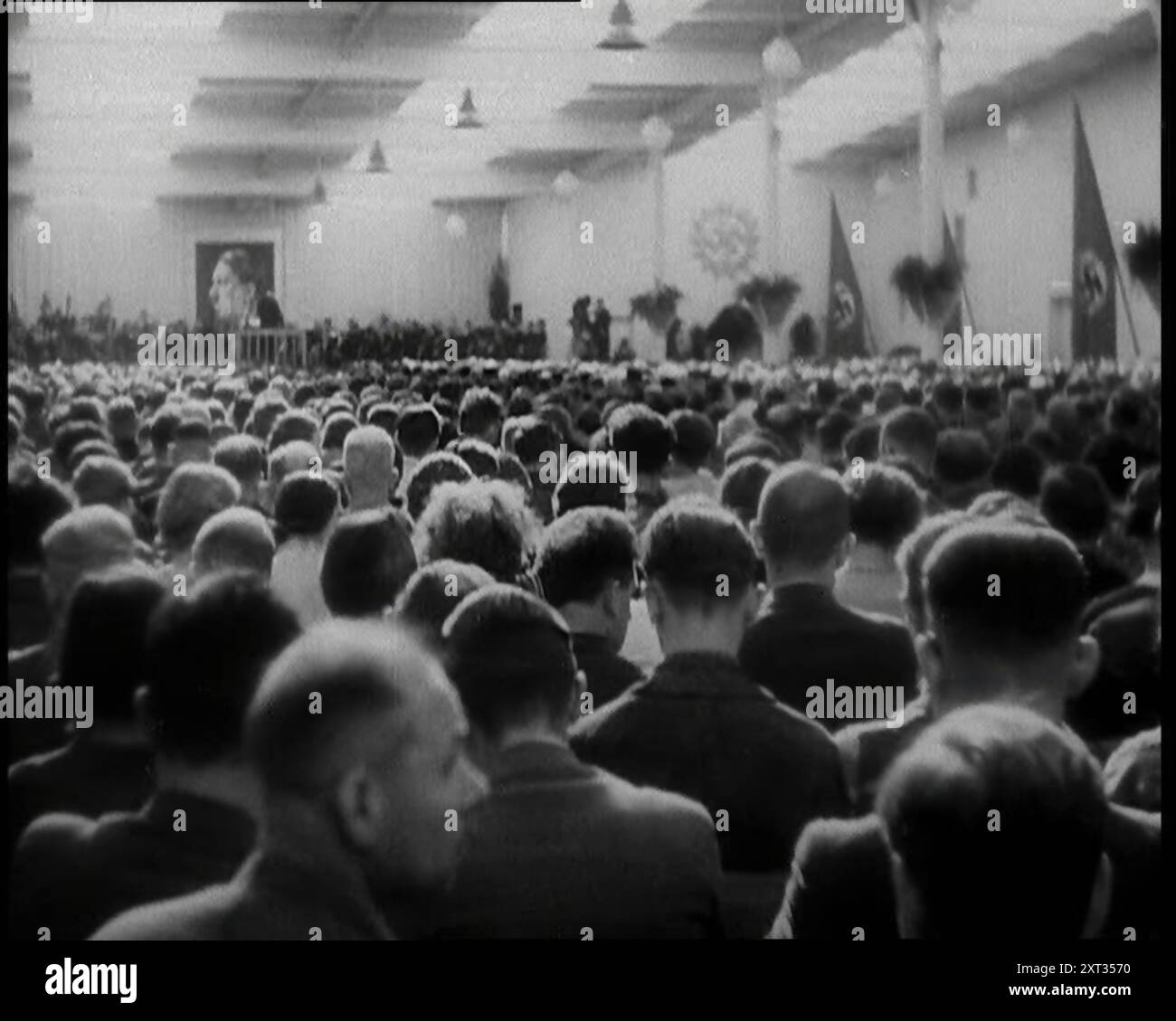 Leute, die ein Orchester im Nazi-Deutschland sehen, 1930er Jahre Aus ...