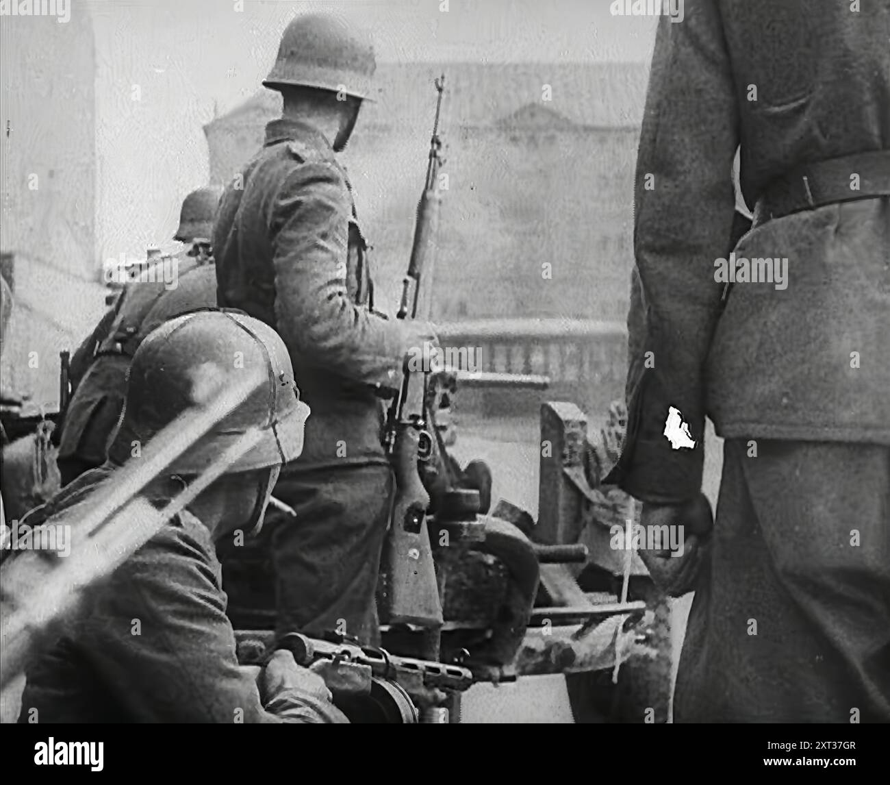 Deutsche Soldaten in einer von Bomben beschädigten Stadt, 1941. Zweiter ...