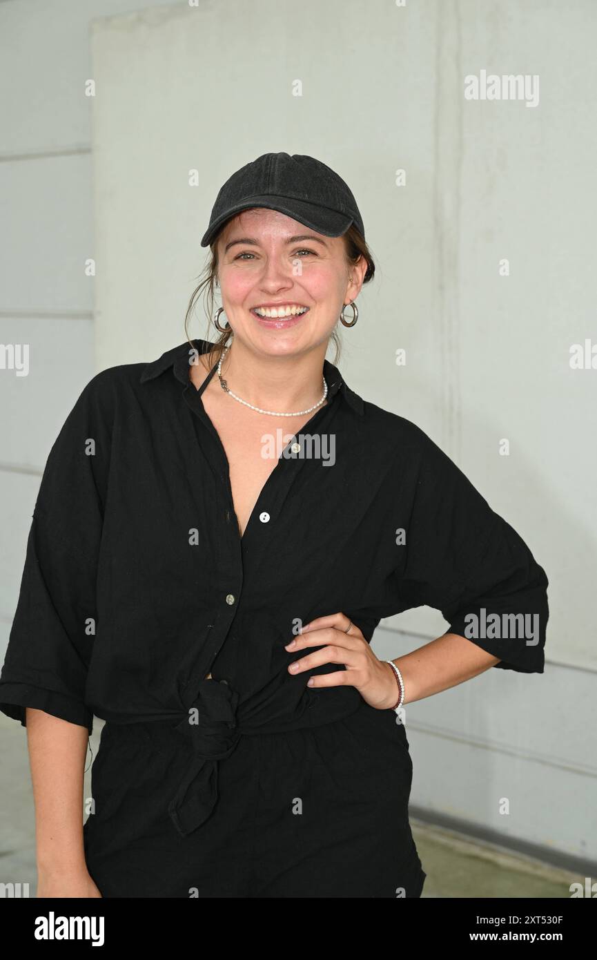 Schauspielerin Julia Wiedemann posiert beim Fantreffen und Starwahl der ...