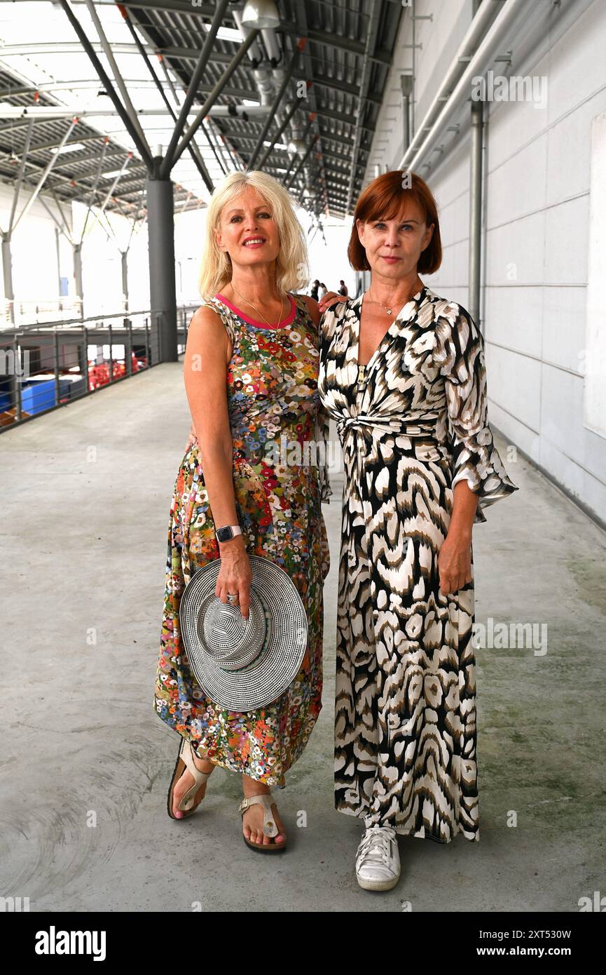 Schauspielerin Claudia Neidig und Petra Blossey, l-r, posiert beim ...
