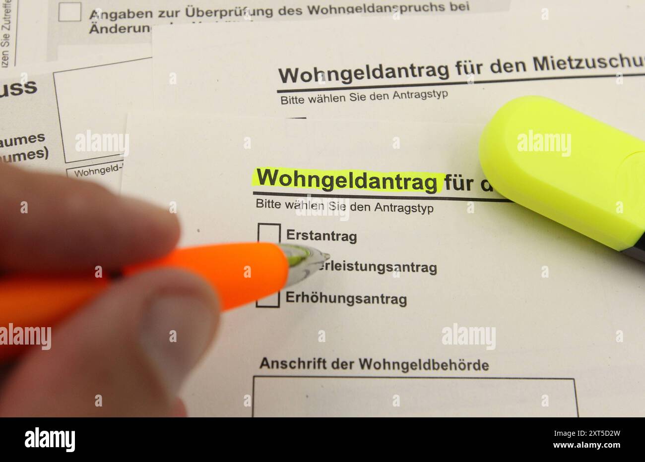 Ein Antrag auf Wohngeld Lastenzuschuss liegt auf einem Schreibtisch ...