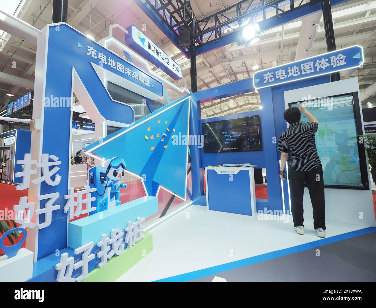 PEKING, CHINA - 14. AUGUST 2024 - Besucher erleben die „Autonavi ...