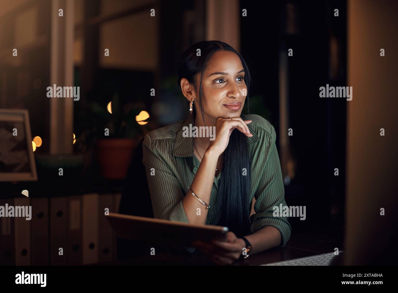 Lächeln, Frau und Lesen in der Nacht mit Computer, Tablet und Rezension ...