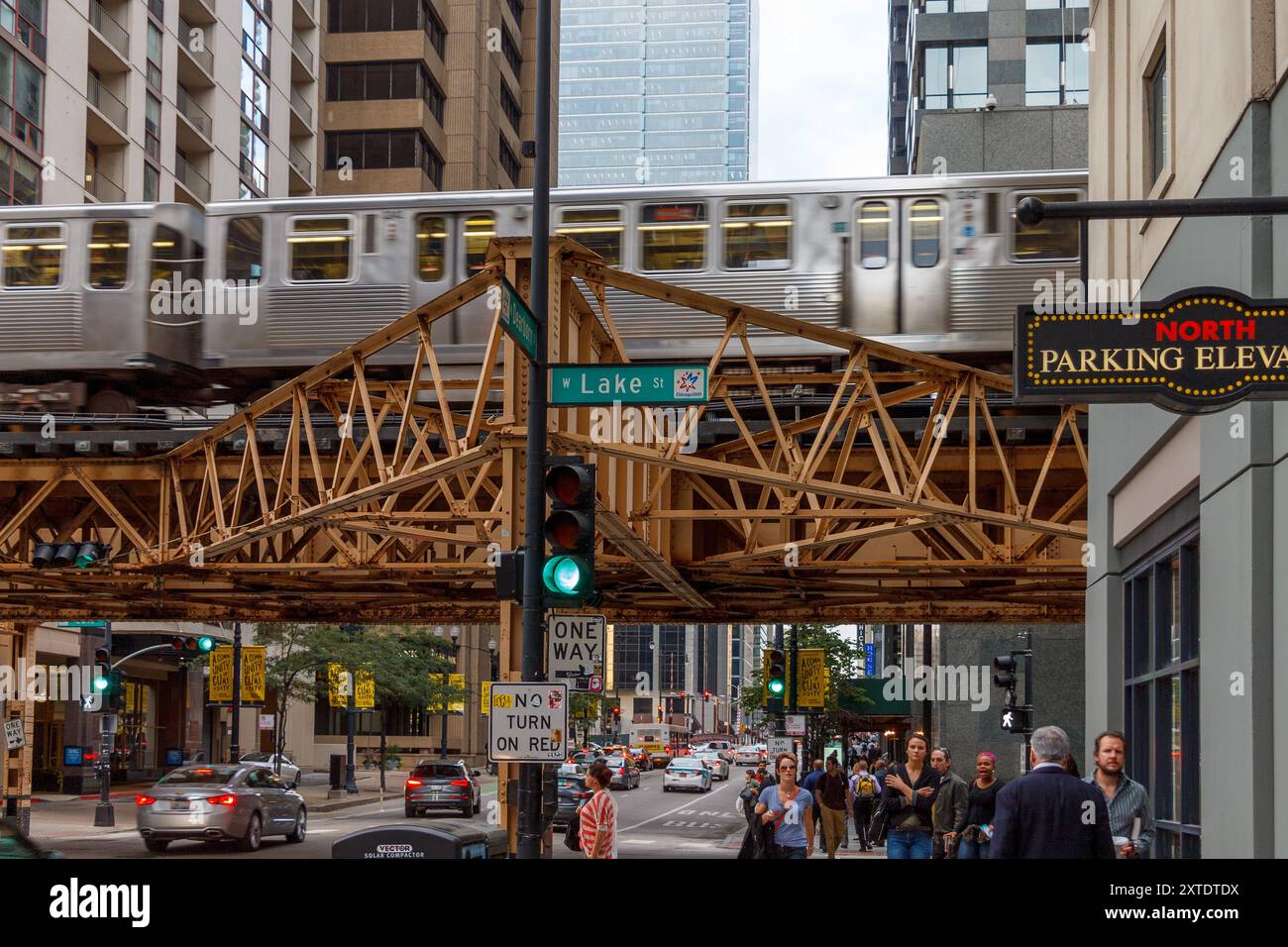 Das Chicago L Eleveated Rapid Transit System at the Loop und das Modern ...