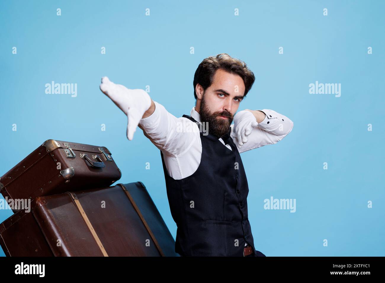 Trendiger Türsteher tanzt und hat Spaß vor der Kamera, benimmt sich ...