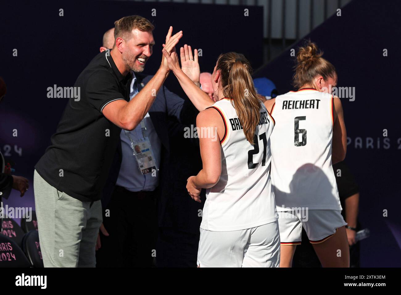 PARIS, FRANKREICH - 5. AUGUST: Dirk Nowitzki feiert mit Svenja ...