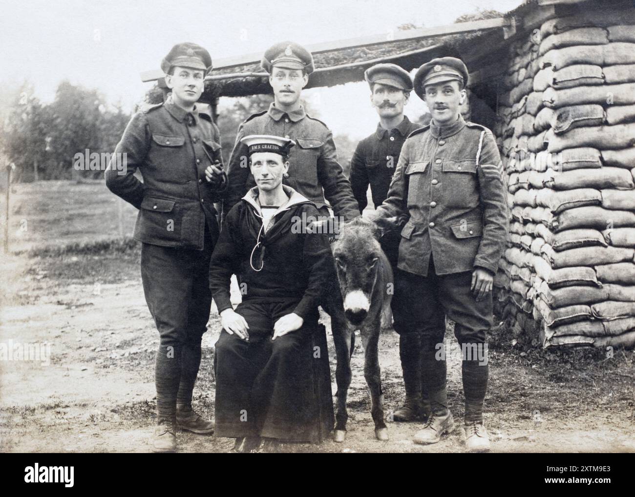 Ein Seemann von der HMS Grafton, zusammen mit Soldaten des Army Service ...