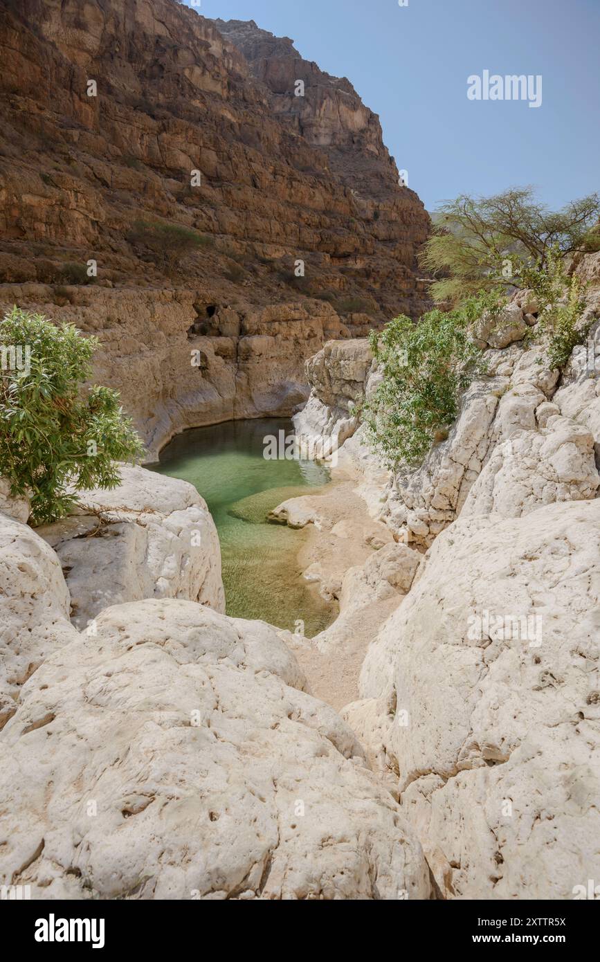 Ein Pool in der Schlucht des Wadi Ash Shab, Oman, eine atemberaubende ...