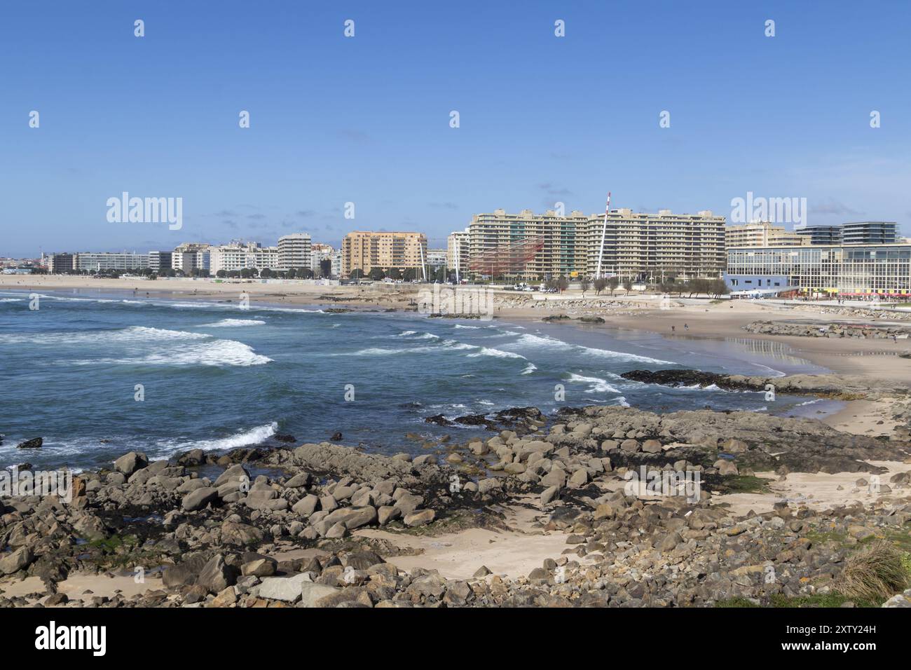 Blick auf die Stadt mit Sandstrand und Surf im Atlantischen Ozean, Sie ...