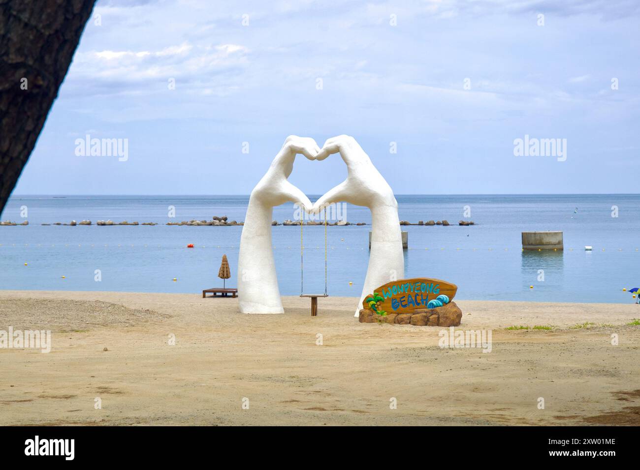 Samcheok, Südkorea - 29. Juli 2024: Eine große, herzförmige Skulptur ...