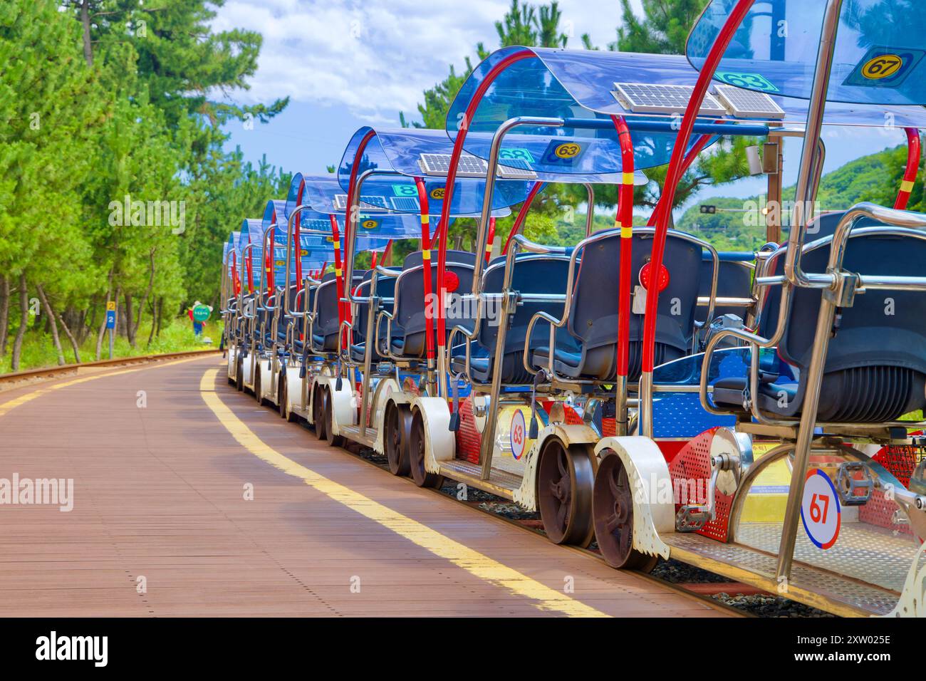Samcheok, Südkorea - 29. Juli 2024: Eine Reihe von bunten Viersitzer ...