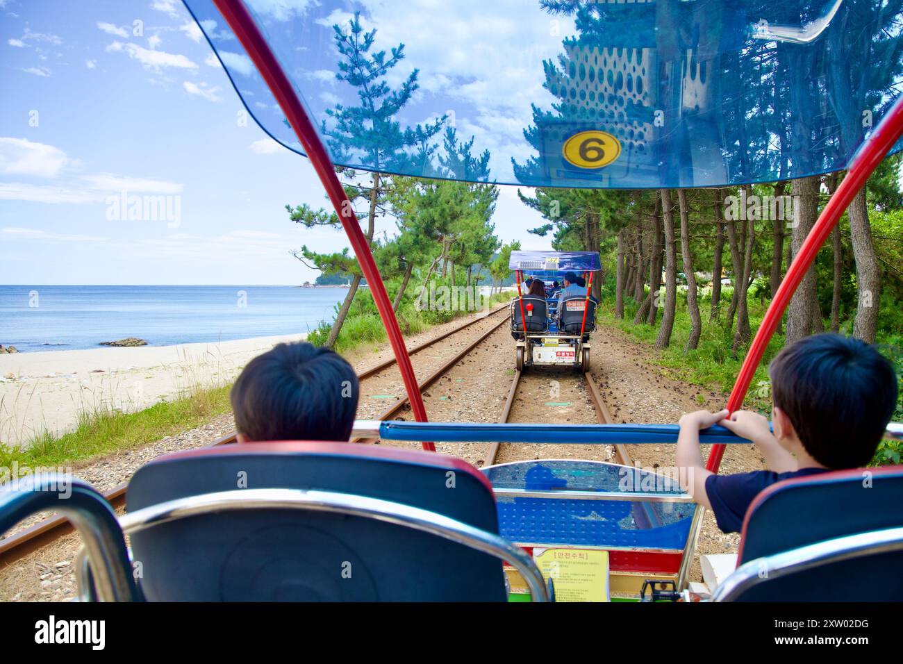 Samcheok, Südkorea - 29. Juli 2024: Passagiere genießen eine malerische ...