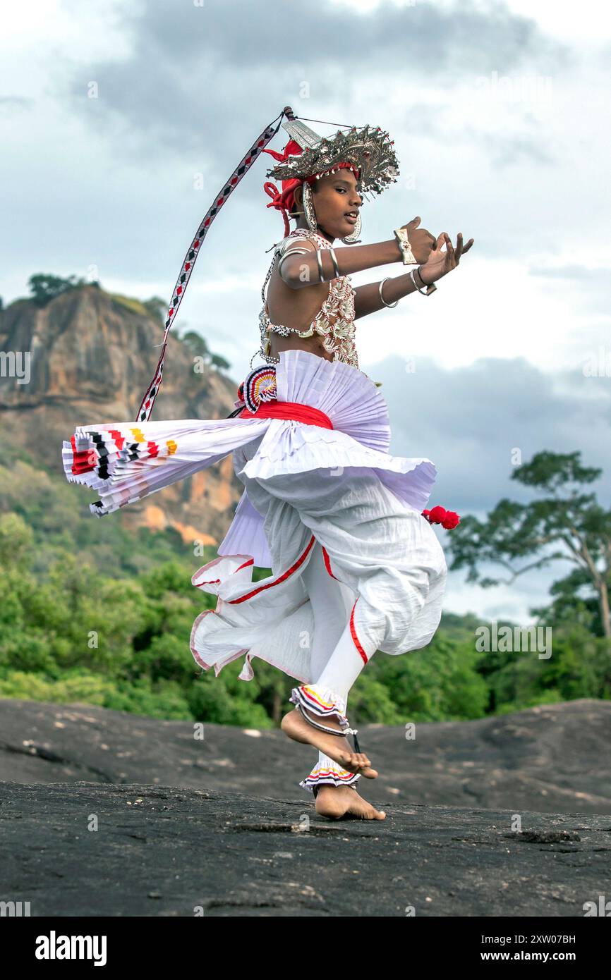 SIGIRIYA, SRI LANKA - 16. JULI 2024 : Ein Ves Dancer, auch bekannt als ...