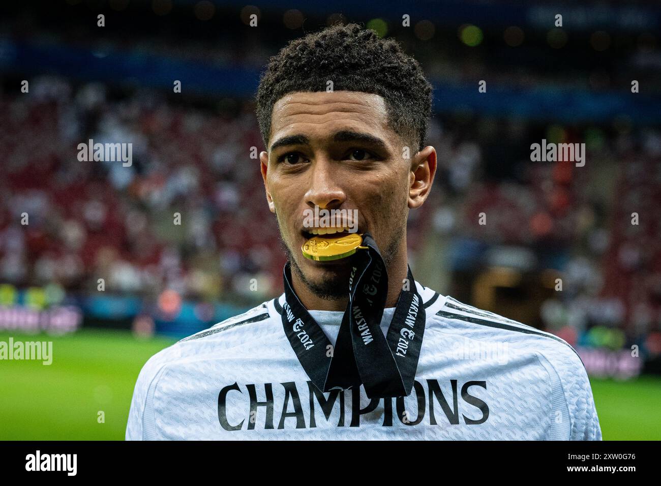WARSCHAU, POLEN – 14. AUGUST: Jude Bellingham von Real Madrid CF feiert mit einer Medaille und ...