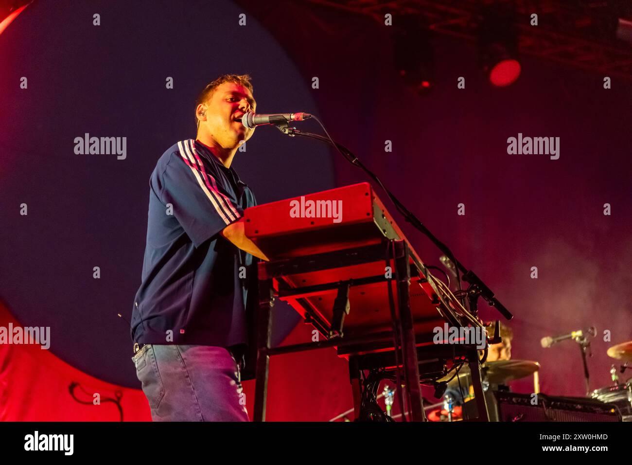 Die deutsche Rock/Indie Band Provinz Gesang, Gitarre Vincent ...