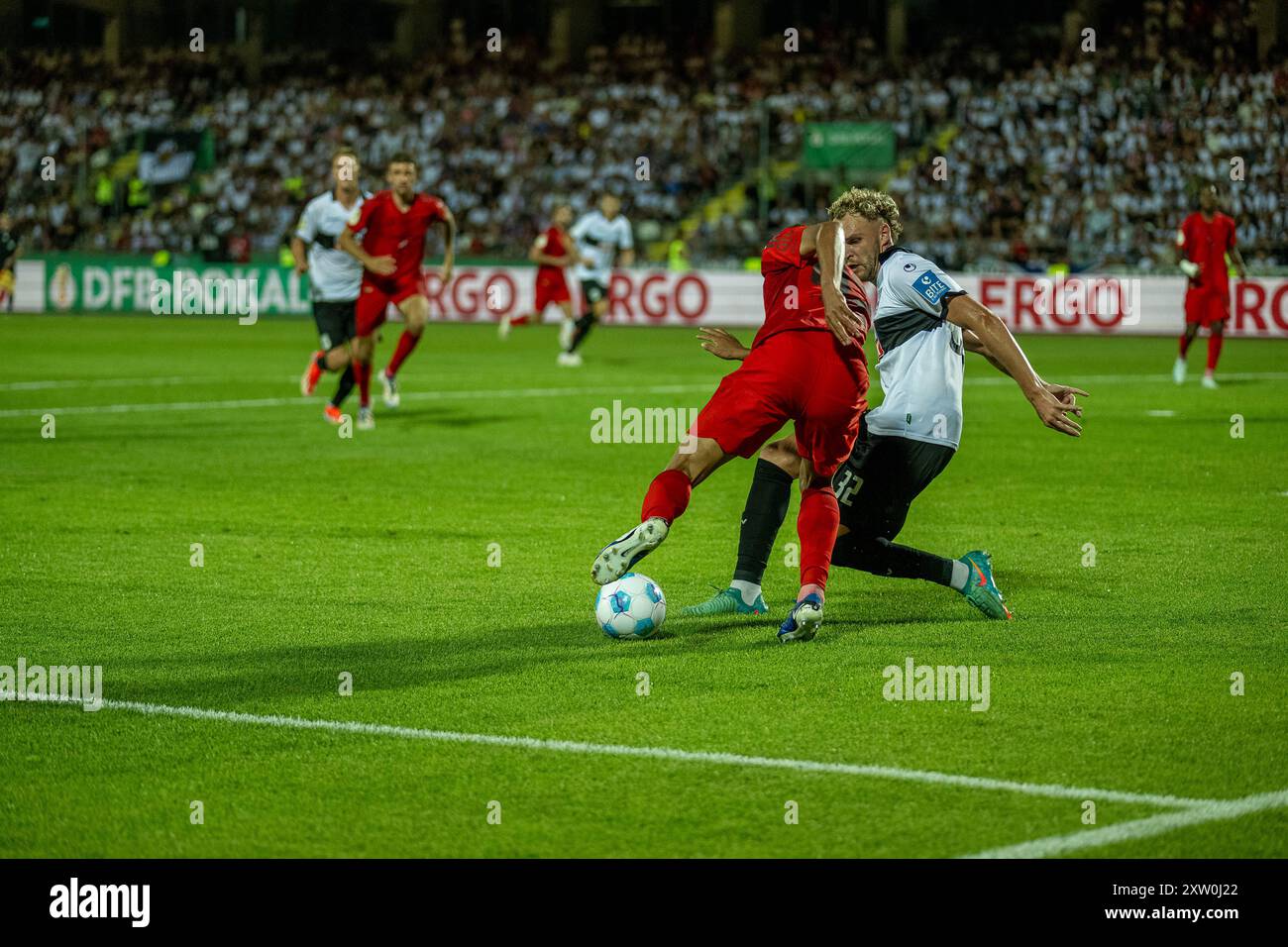 Philipp Strompf (SSV Ulm 1846 Fussball, #32), Jamal Musiala (FC Bayern ...