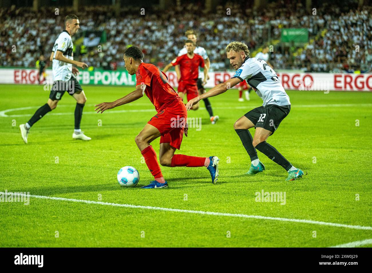 Philipp Strompf (SSV Ulm 1846 Fussball, #32), Jamal Musiala (FC Bayern ...