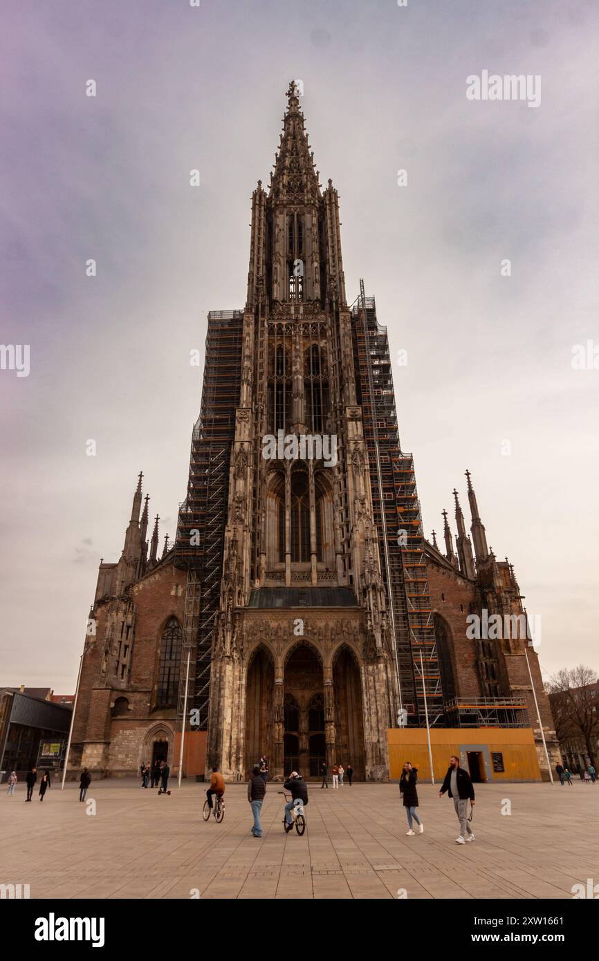 ULM, DEUTSCHLAND - 18. FEBRUAR 2024: Stadt Ulm Münster, Dom von Ulm ...