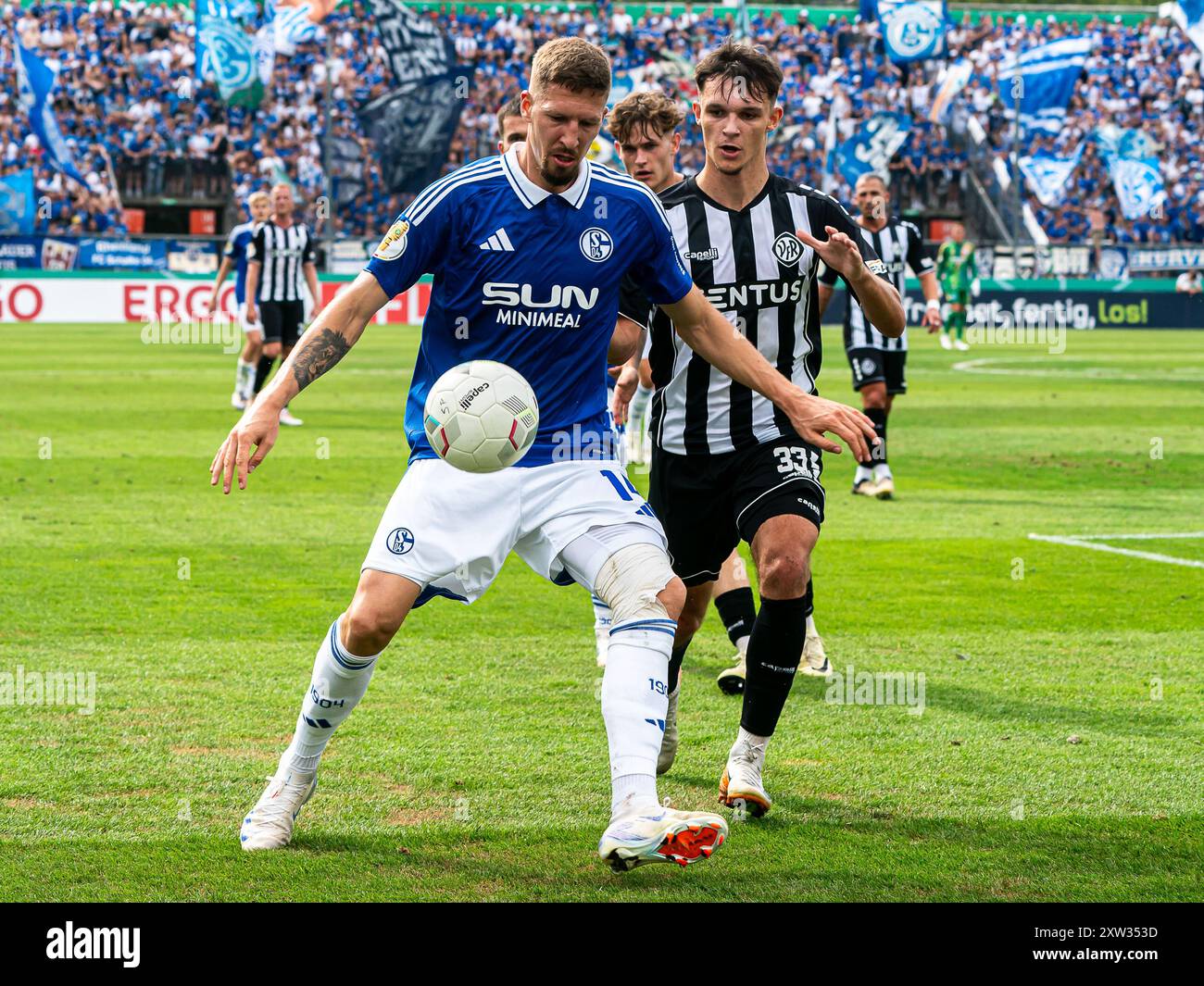 Janik Bachmann (FC Schalke 04, #14) im Duell mit Daniel Rapp (VFR Aalen, #33), GER, VFR Aalen ...
