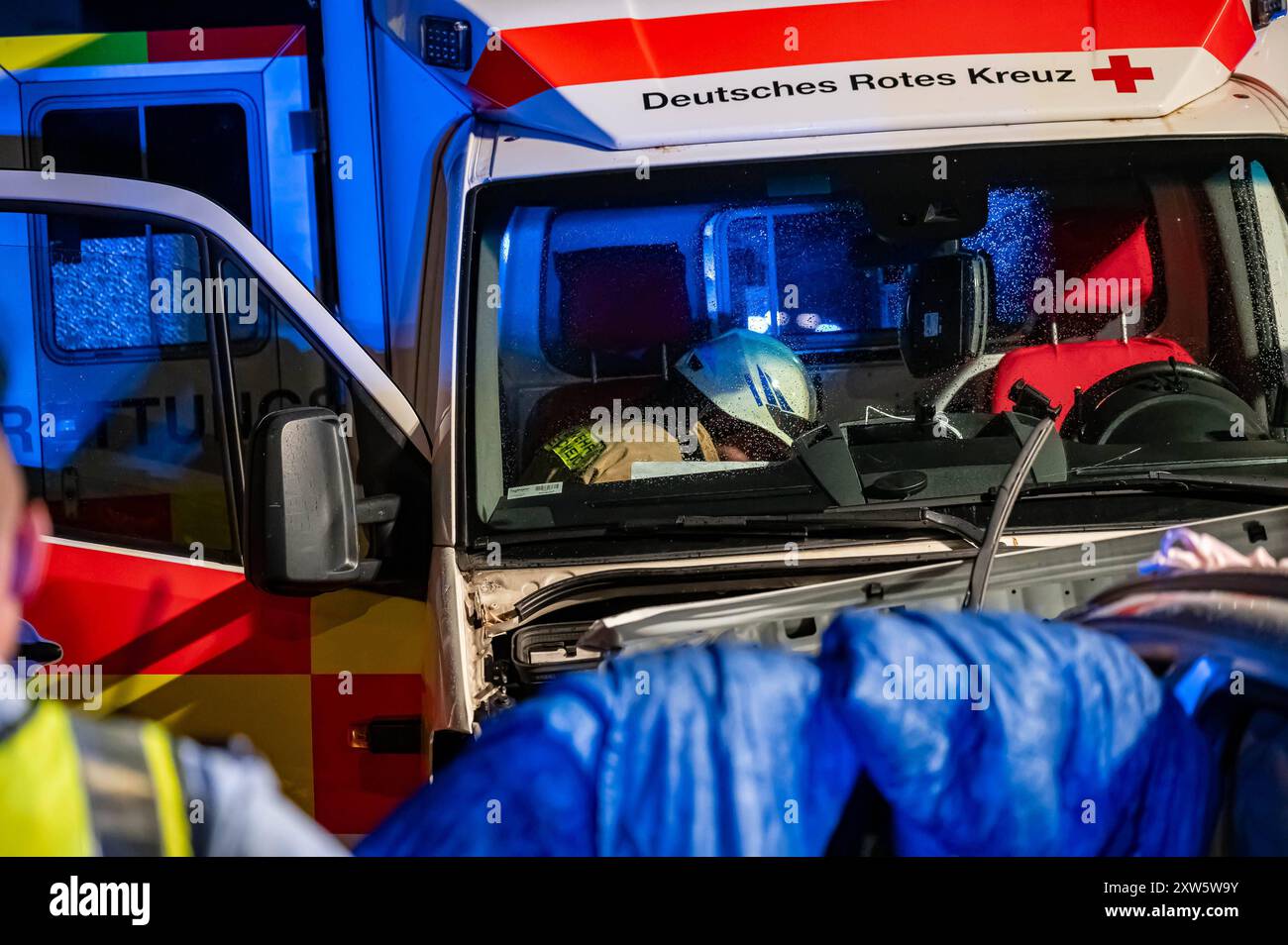 Vollbesetzter Kombi kollidiert frontal mit Rettungswagen auf Einsatzfahrt am Samstagabend, 17 ...