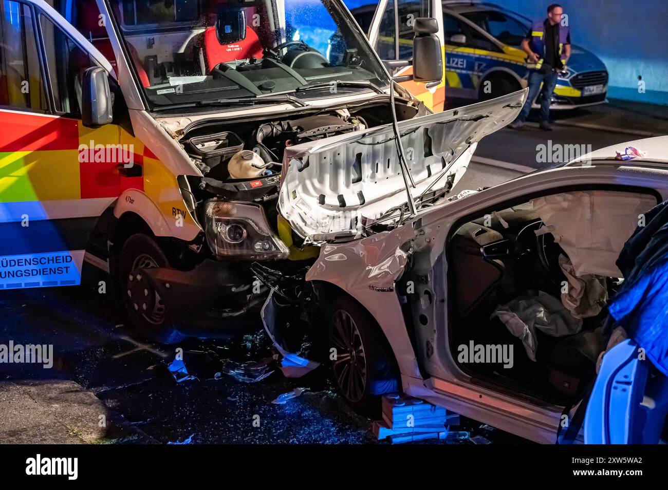 Vollbesetzter Kombi kollidiert frontal mit Rettungswagen auf Einsatzfahrt am Samstagabend, 17 ...