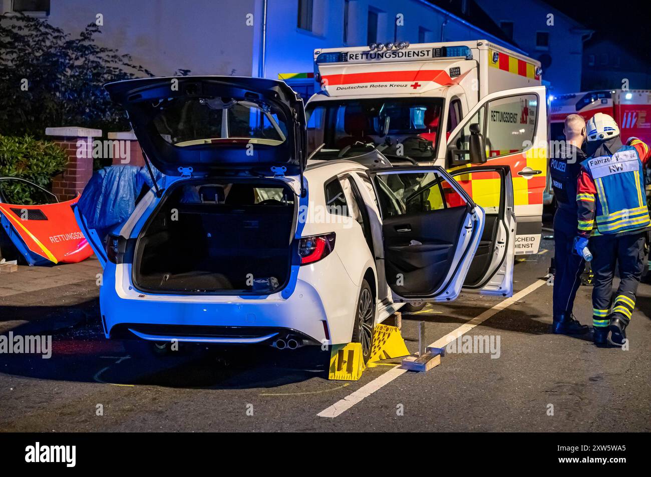 Vollbesetzter Kombi kollidiert frontal mit Rettungswagen auf Einsatzfahrt am Samstagabend, 17 ...