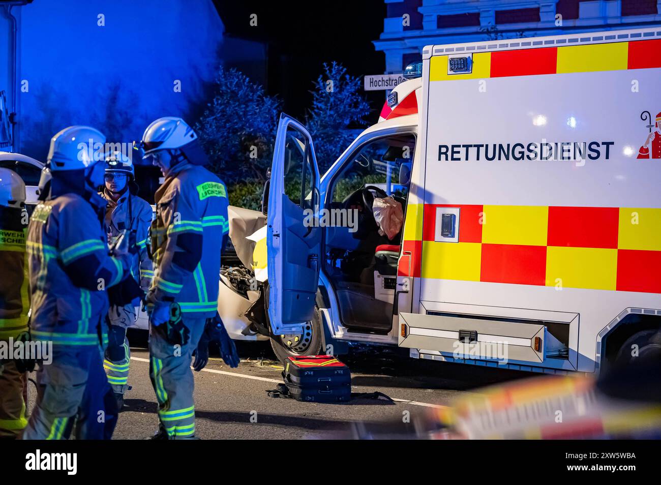 Vollbesetzter Kombi kollidiert frontal mit Rettungswagen auf Einsatzfahrt am Samstagabend, 17 ...
