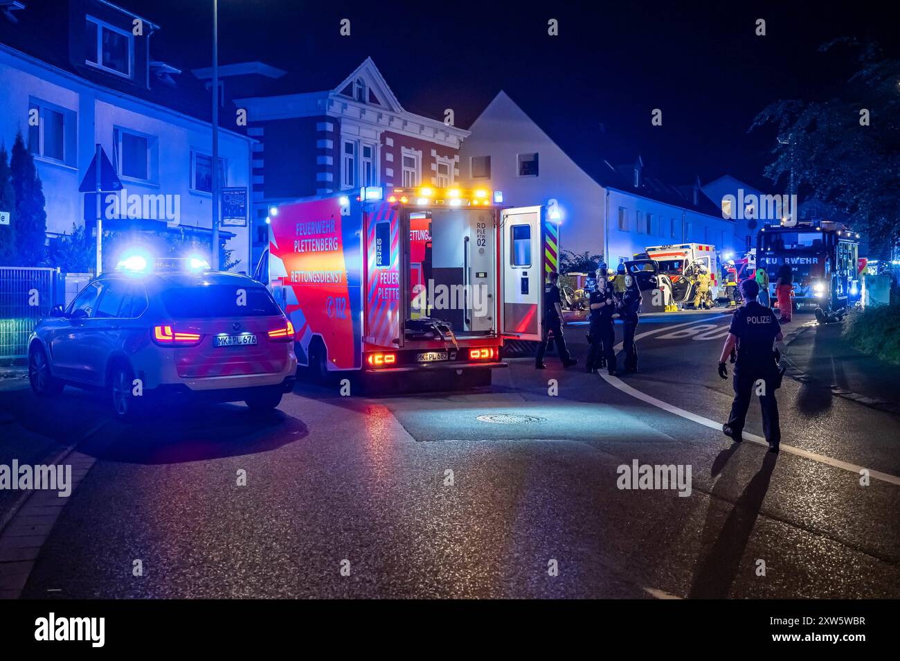 Vollbesetzter Kombi kollidiert frontal mit Rettungswagen auf Einsatzfahrt am Samstagabend, 17 ...