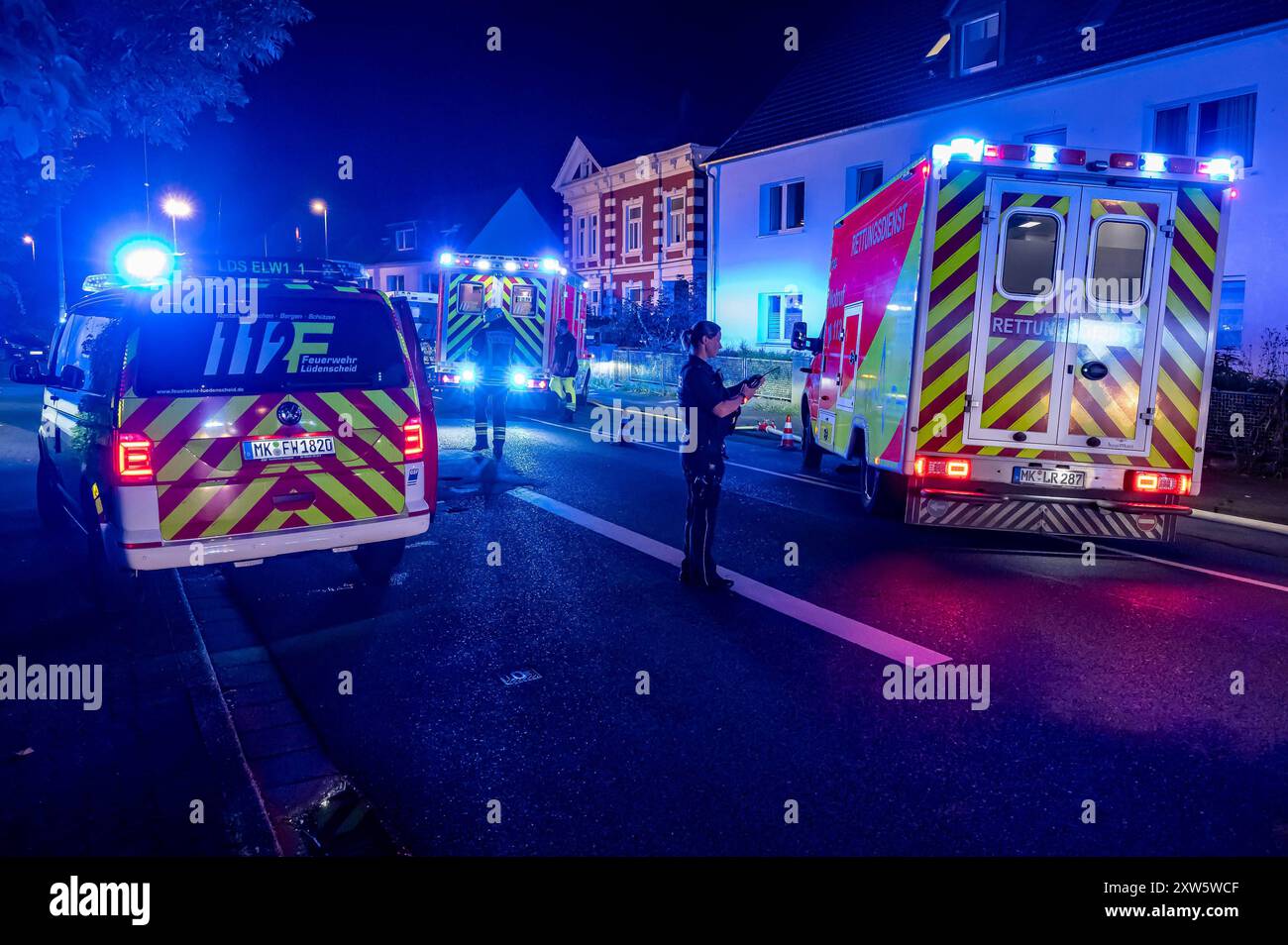 Vollbesetzter Kombi kollidiert frontal mit Rettungswagen auf Einsatzfahrt am Samstagabend, 17 ...