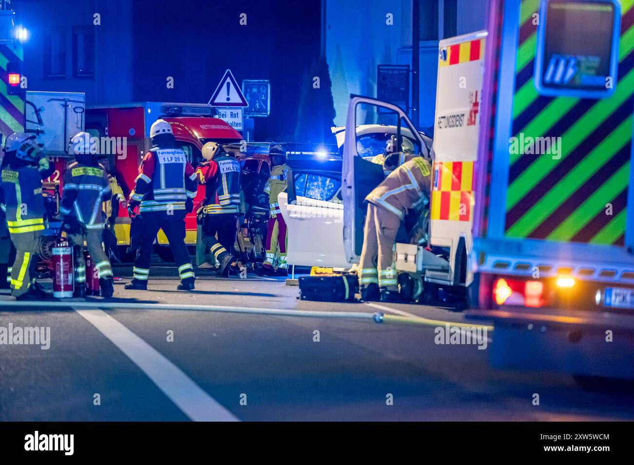 Vollbesetzter Kombi kollidiert frontal mit Rettungswagen auf Einsatzfahrt am Samstagabend, 17 ...