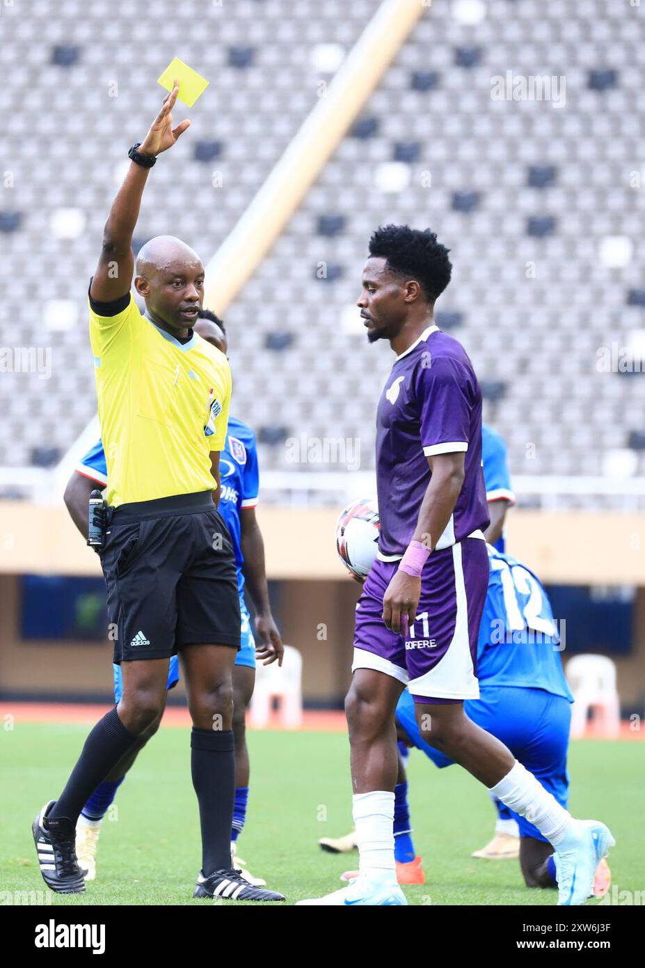 Kampala, Uganda. August 2024. Suleman Hamid (R) von Commercial Bank ...
