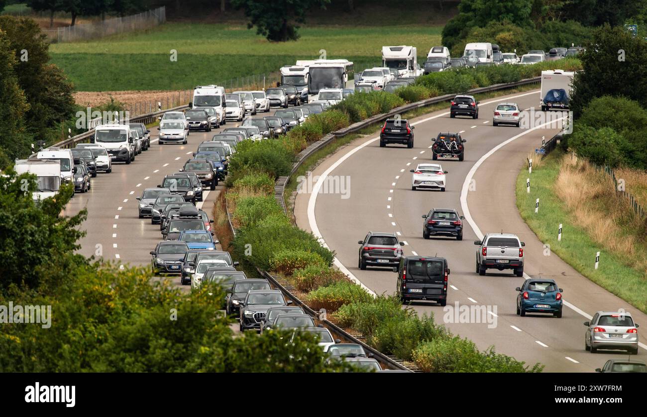Zahlreiche Fahrzeuge stauen sich auf der Autobahn 81 A81 bei Rottweil ...