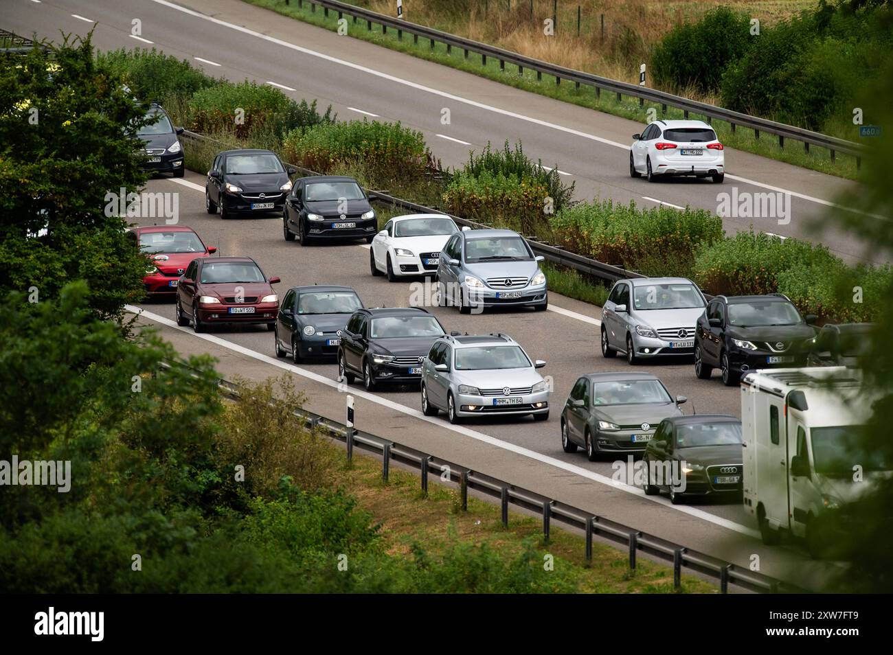 Zahlreiche Fahrzeuge stauen sich auf der Autobahn 81 A81 bei Rottweil ...