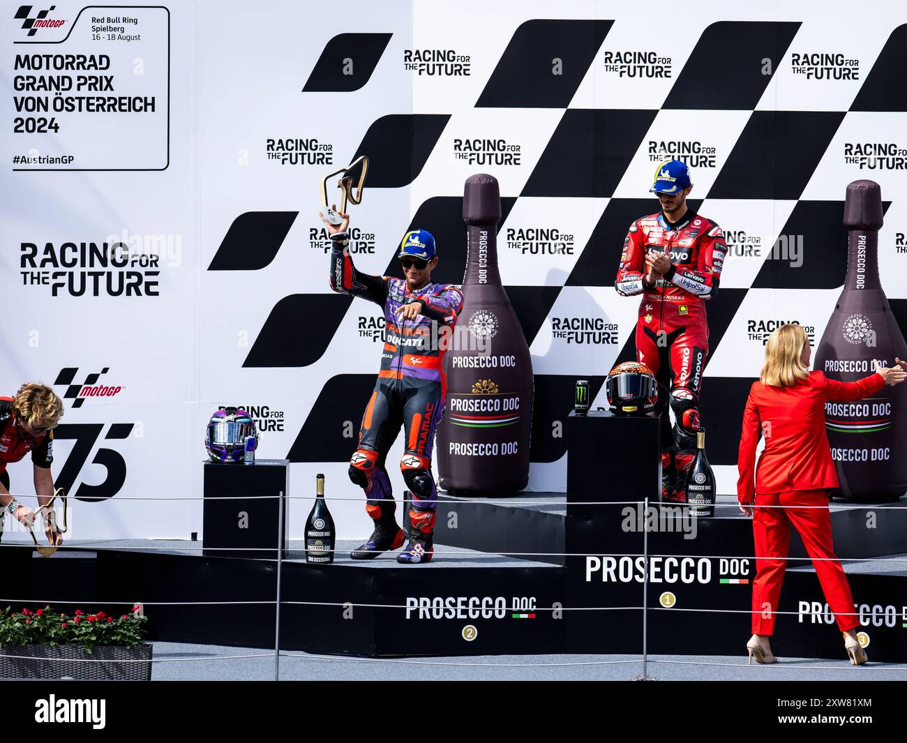 Jorge Martin vom Ducati Pramac Team zeigt die Trophäe auf dem Podium ...