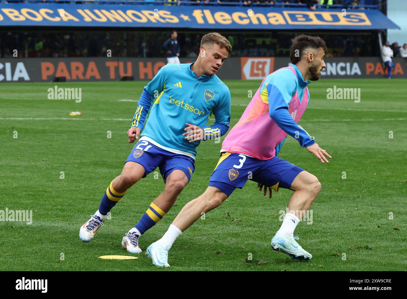 Der Mittelfeldspieler Ignacio Miramon (L) der Boca Juniors wärmt sich ...