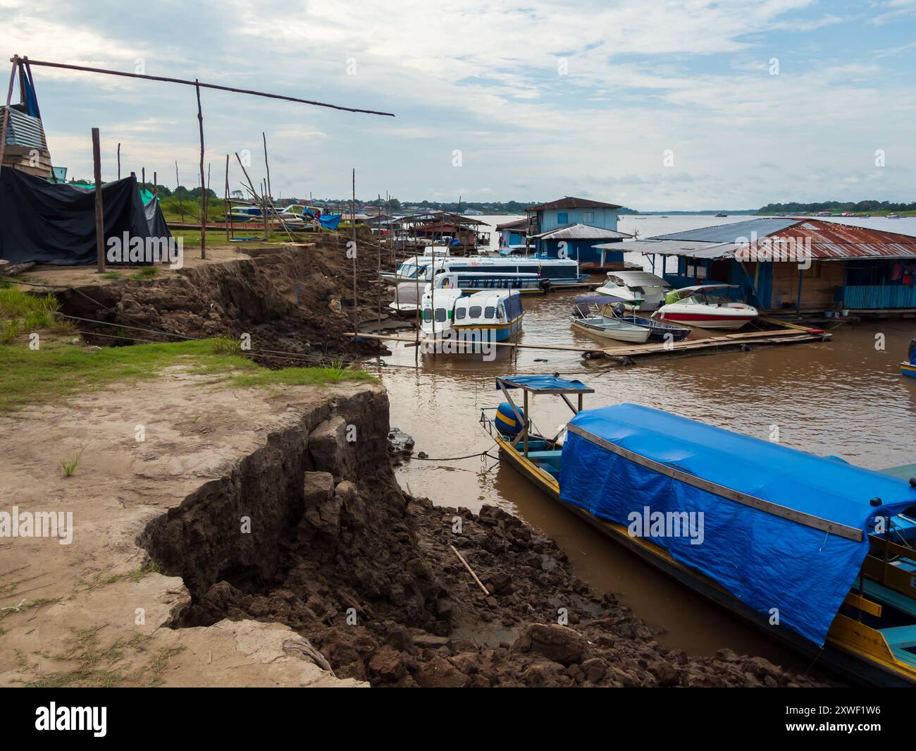 Isla de La Fantasia, Leticia, Kolumbien - 8. Dezember 2022: Hafen am ...