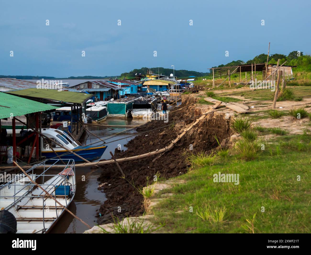 Isla de La Fantasia, Leticia, Kolumbien - 8. Dezember 2022: Hafen am ...