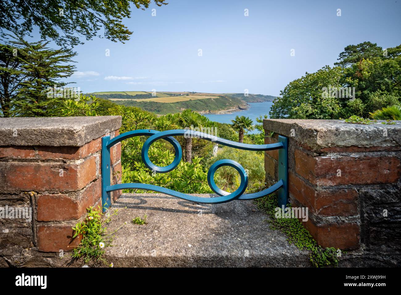 Salcombe, Großbritannien. August 2024. Um Overbeck's Garden herum, ein ...