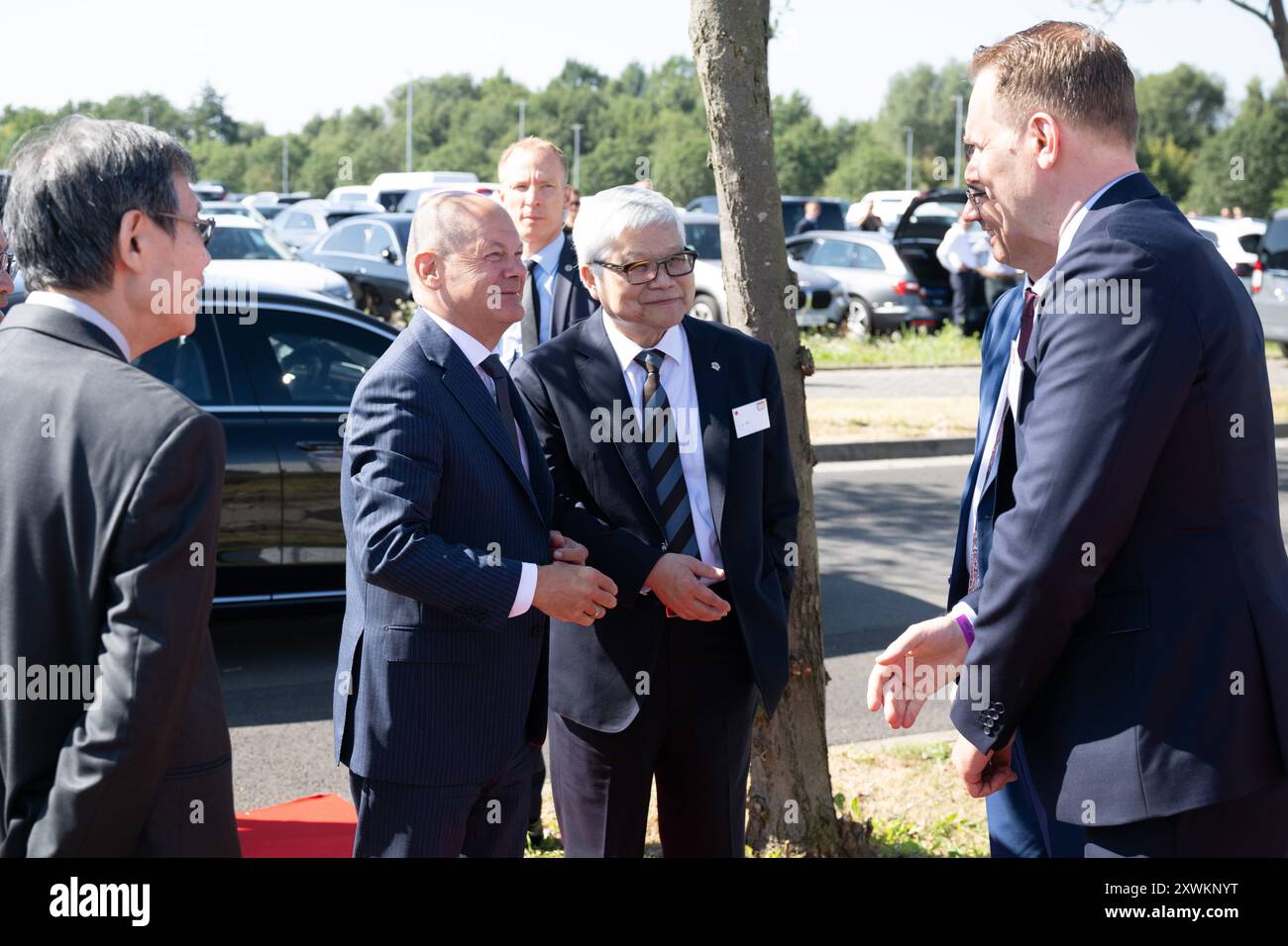Dresden, Deutschland. August 2024. Bundeskanzler Olaf Scholz (SPD, Zentrum l) wird von C.C. Wei ...