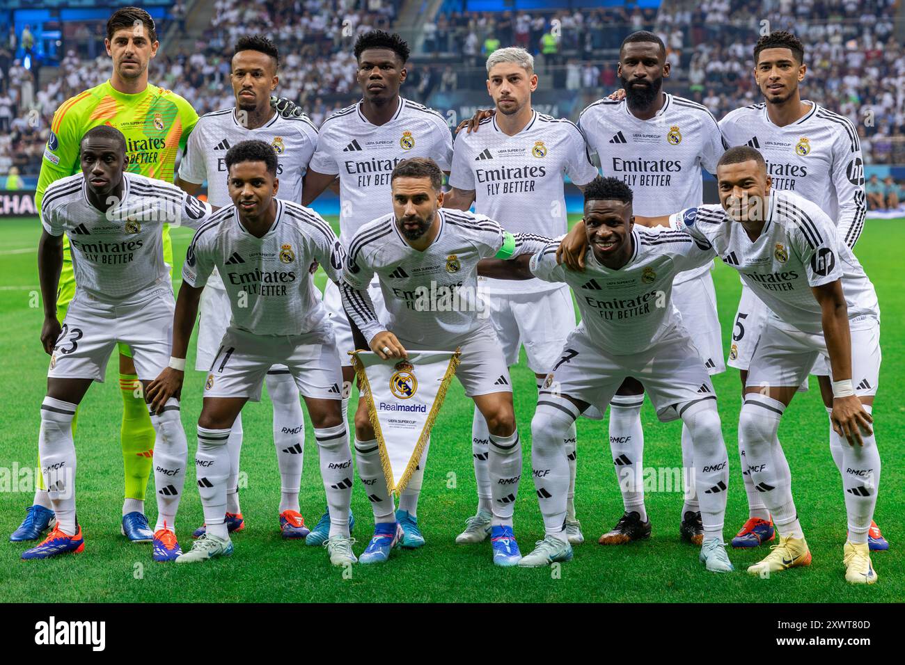 Das Team von Real Madrid posiert für ein Gruppenfoto beim Finale des UEFA Super Cup 2024 ...