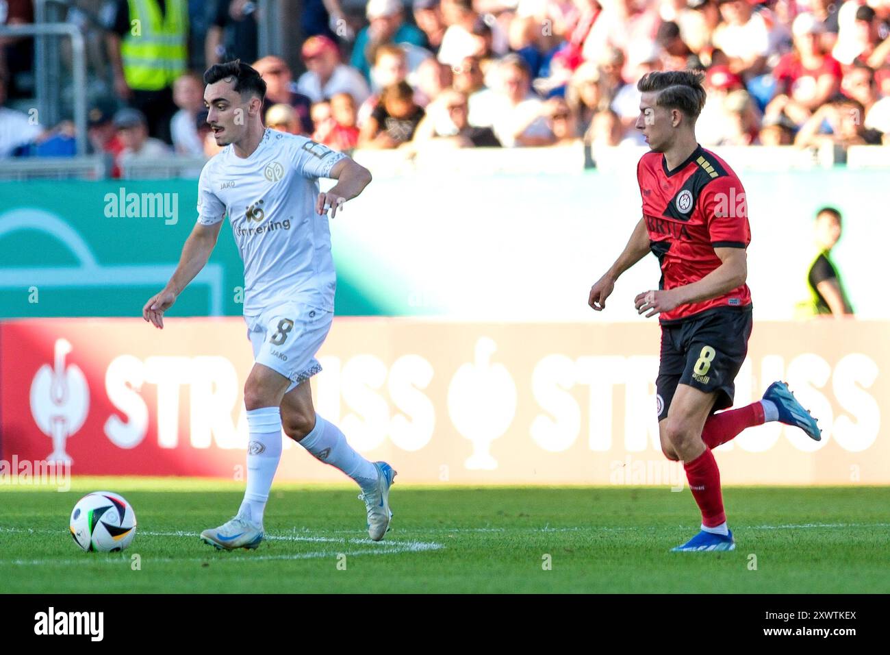 Wiesbaden, Deutschland. August 2024. Paul Nebel (1. FSV Mainz 05, #08 ...