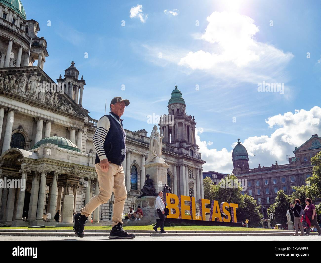 Belfast, Großbritannien. Juli 2024. Touristen werden vor dem Namen der ...