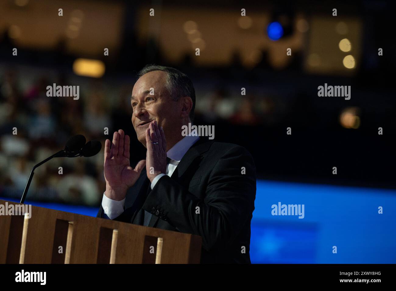 Der zweite Gentleman Doug Emhoff hält am Dienstag, den 20. August 2024 ...