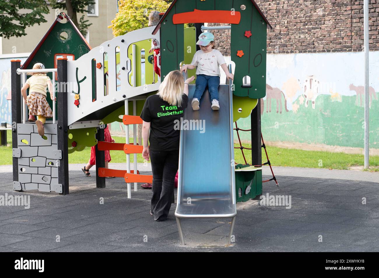 Kinder rutschen auf einer Rutsche, Spielgeraet, allgemein, Feature ...