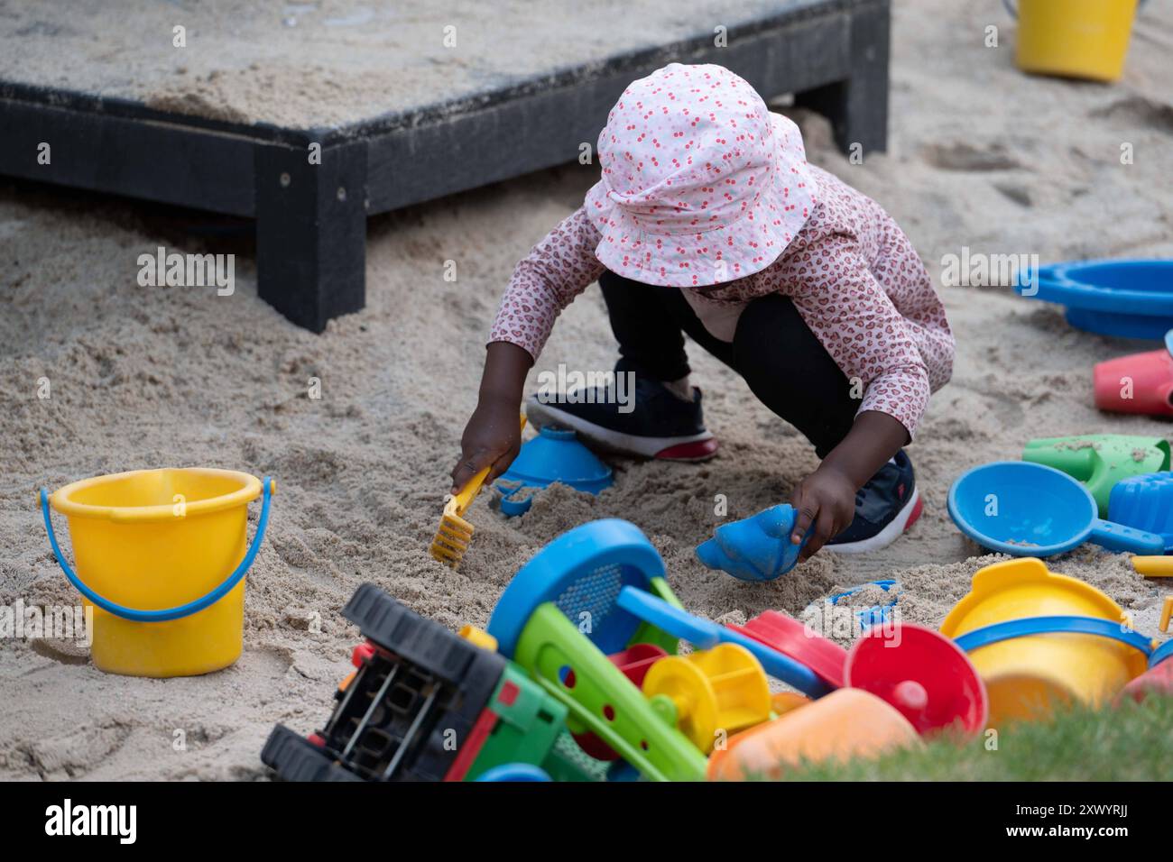 Kind, Maedchen, spielt im Sandkasten, Sand, Foermchen, Schaufel, Saskia ...