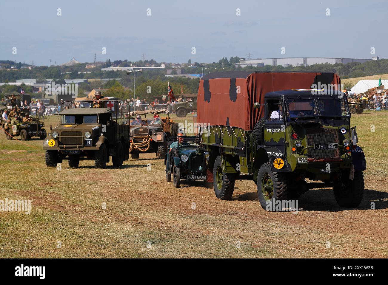 Militärfahrzeuge auf der Parade beim Yorkshire Wartime Experience in ...